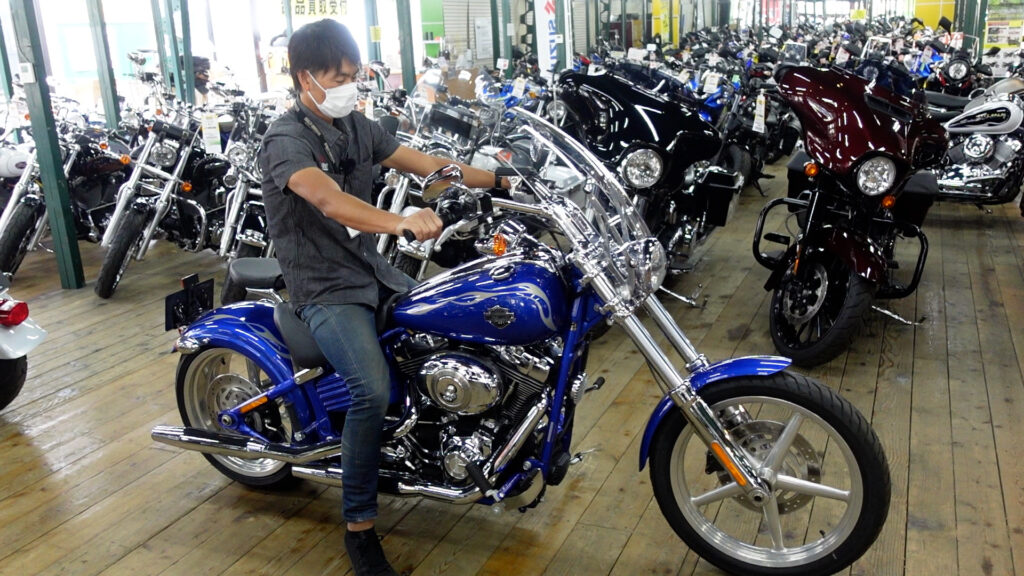 【ハーレー足つき】2009年モデル FXCWC 足つきチェック！【FXCWC ロッカーC】 – HARLEY-ZONE